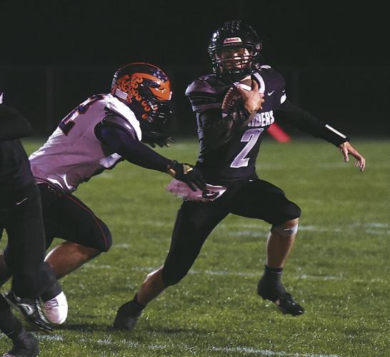 Bees grind out win over Raiders to go 8-0 | Sports | harborcountry-news.com