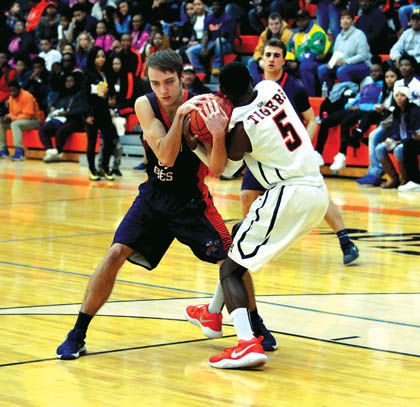 Bees bounce back in Benton Harbor tourney | Sports | harborcountry-news.com