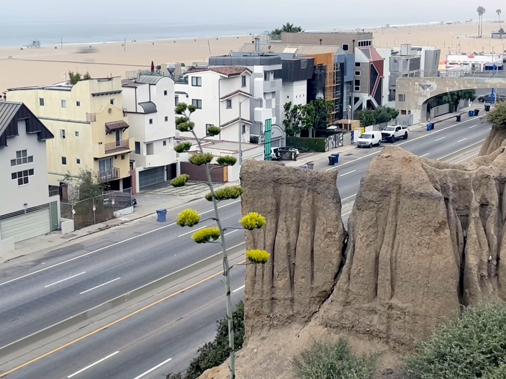 Giant crack in Santa Monica bluffs above PCH spurs emergency repairs ...