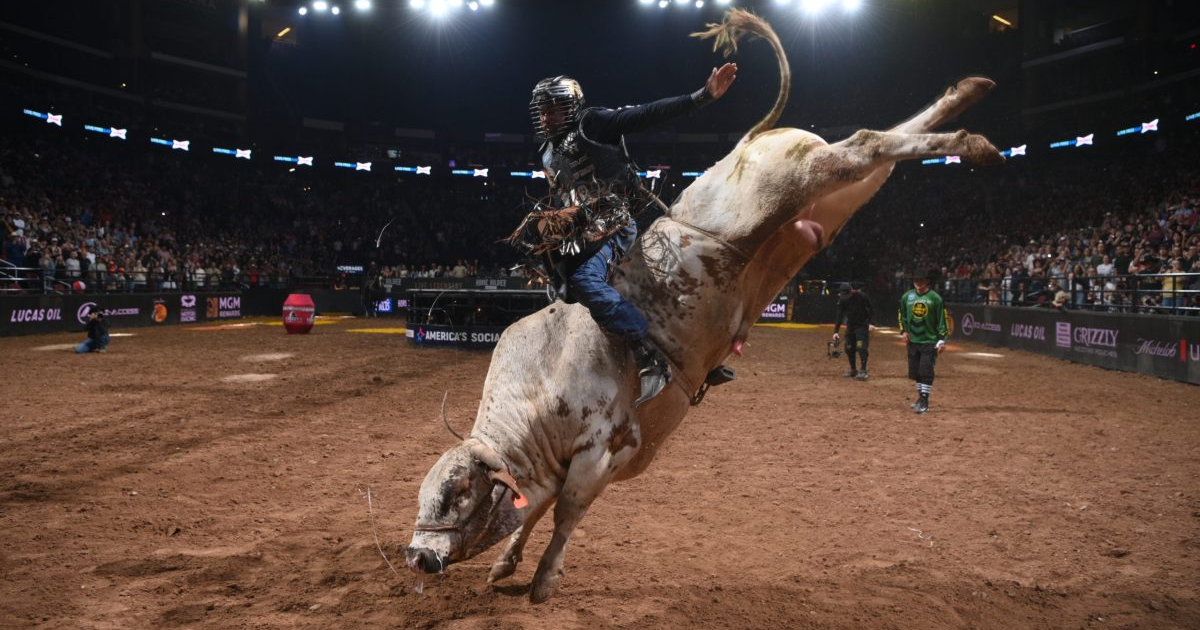 8 seconds in the desert: Professional bull riders carry deep Arizona ...