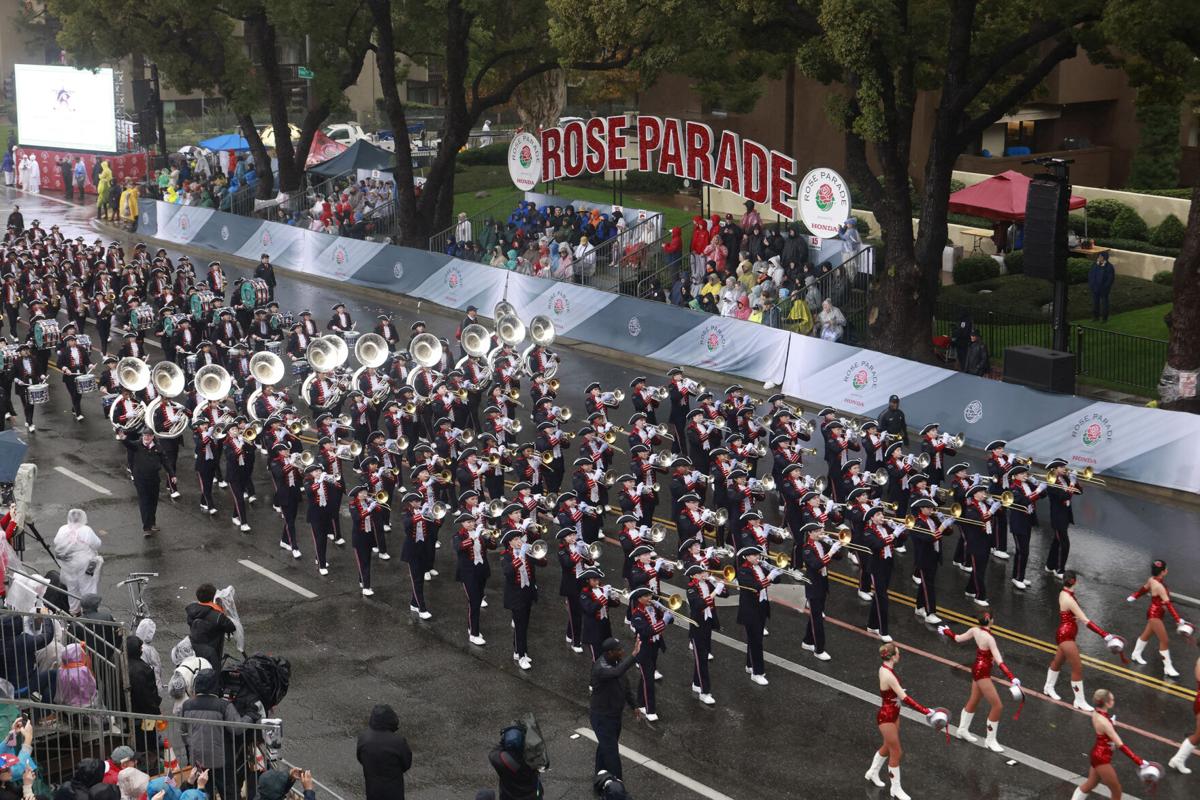 Despite cold and rain, thousands flock to 137th Rose Parade in Pasadena ...