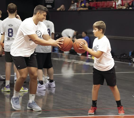 Phoenix Suns’ Grayson Allen instructs Havasu youth at basketball camp ...
