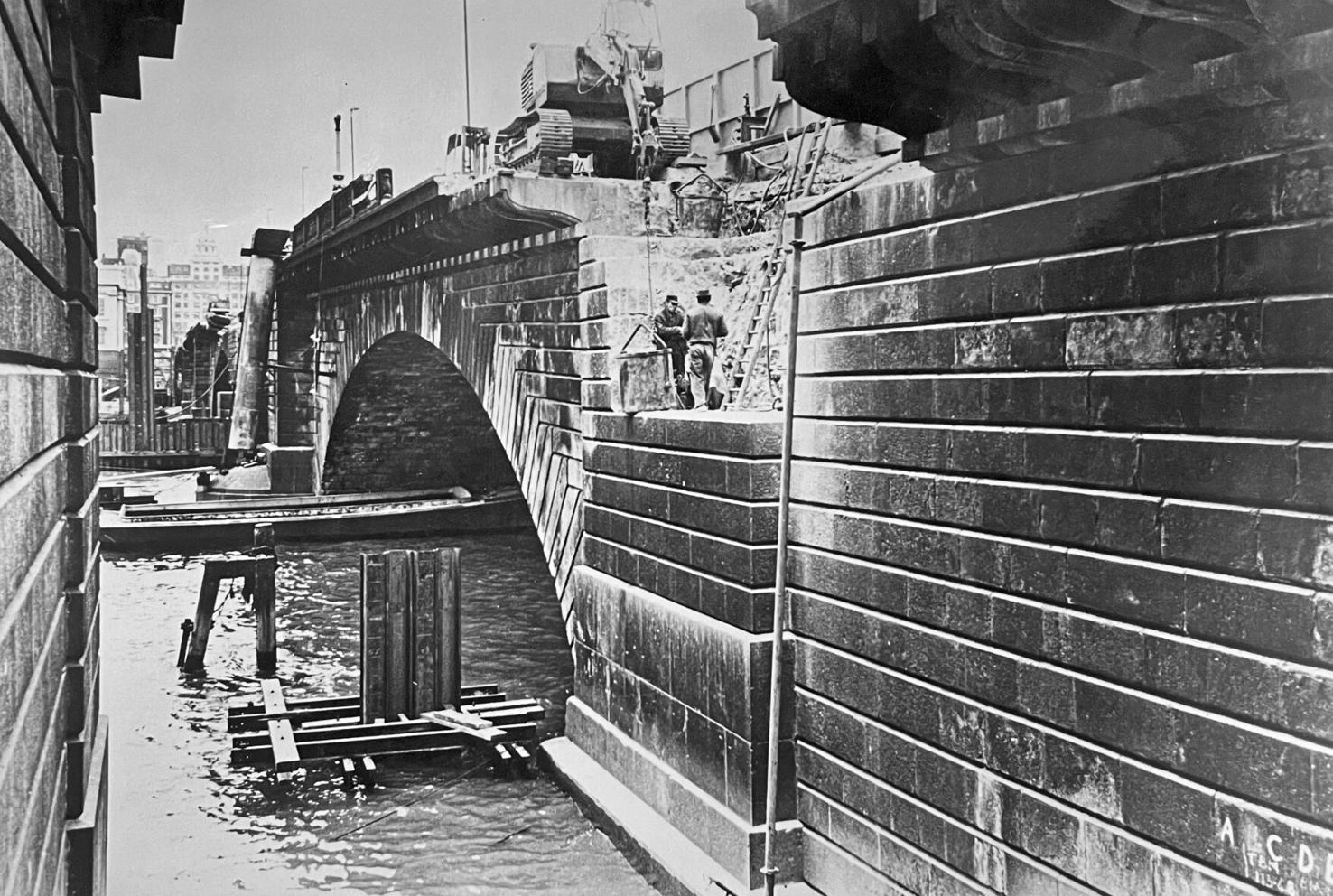 Prepping the bridge for its London departure | Londonbridge ...