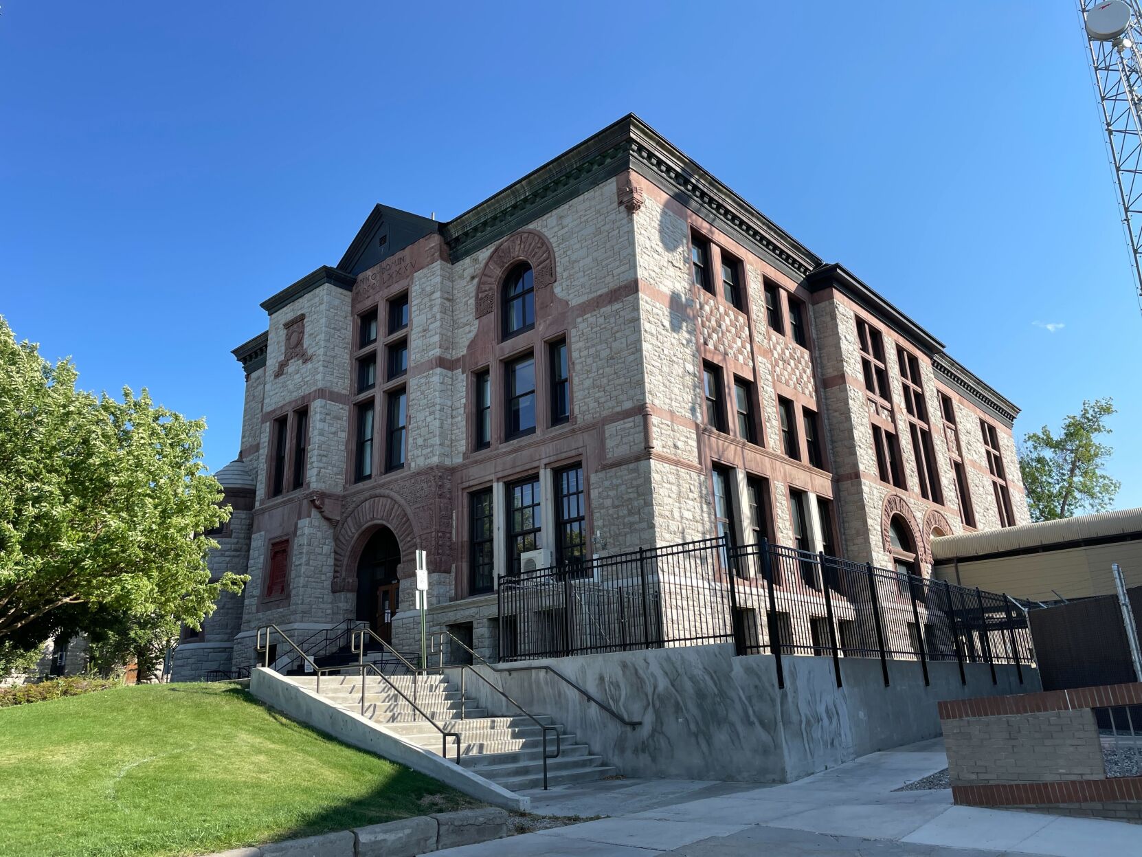 Lewis & Clark County approves bid to repair courthouse roof