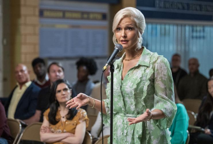 Jenn Lyon roars as aggressive mom in 'English Teacher' on FX