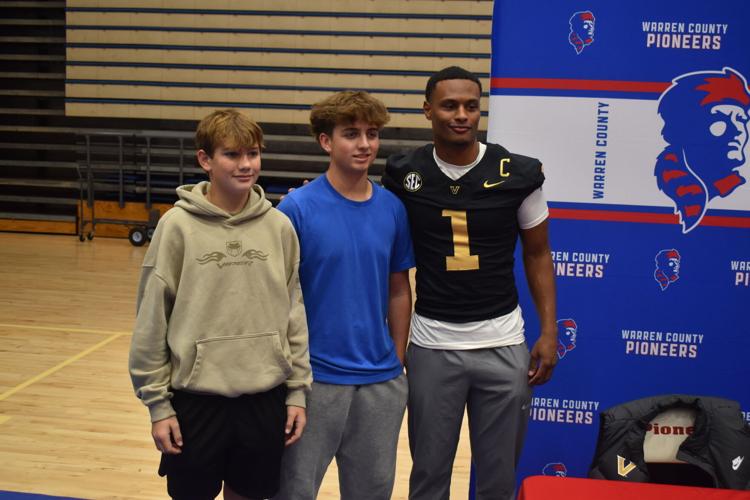 Card show shows off growing collectors scene in Warren County ...