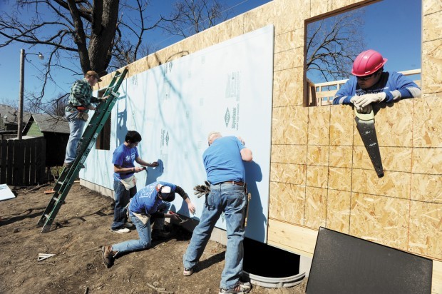 Students spend spring break 'blitz building'