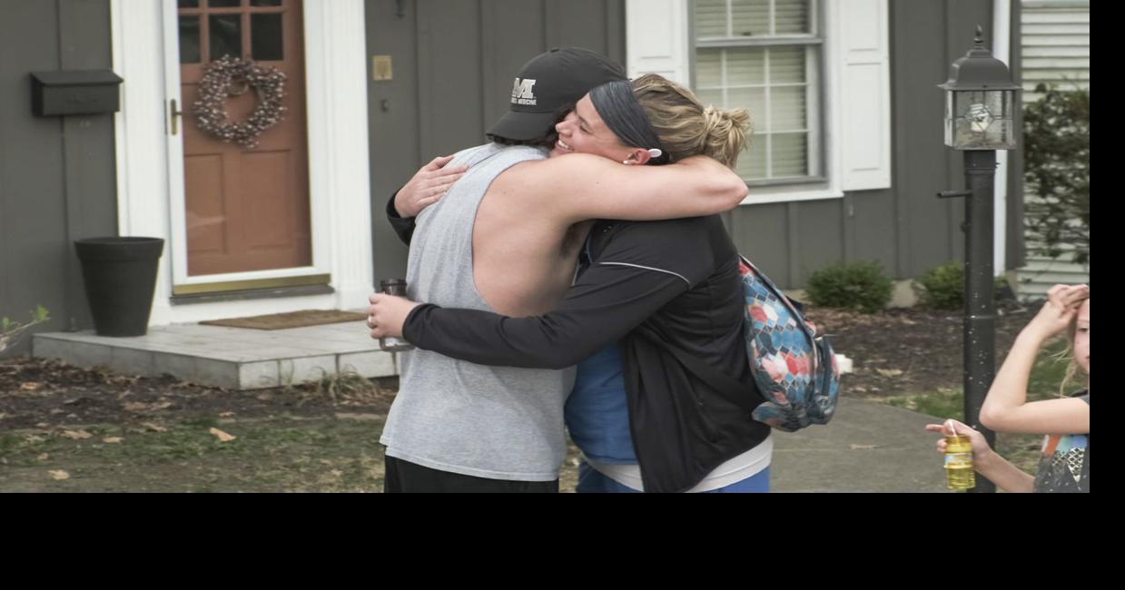 WATCH: Neighbors, friends cheer Decatur nurse on COVID-19 unit