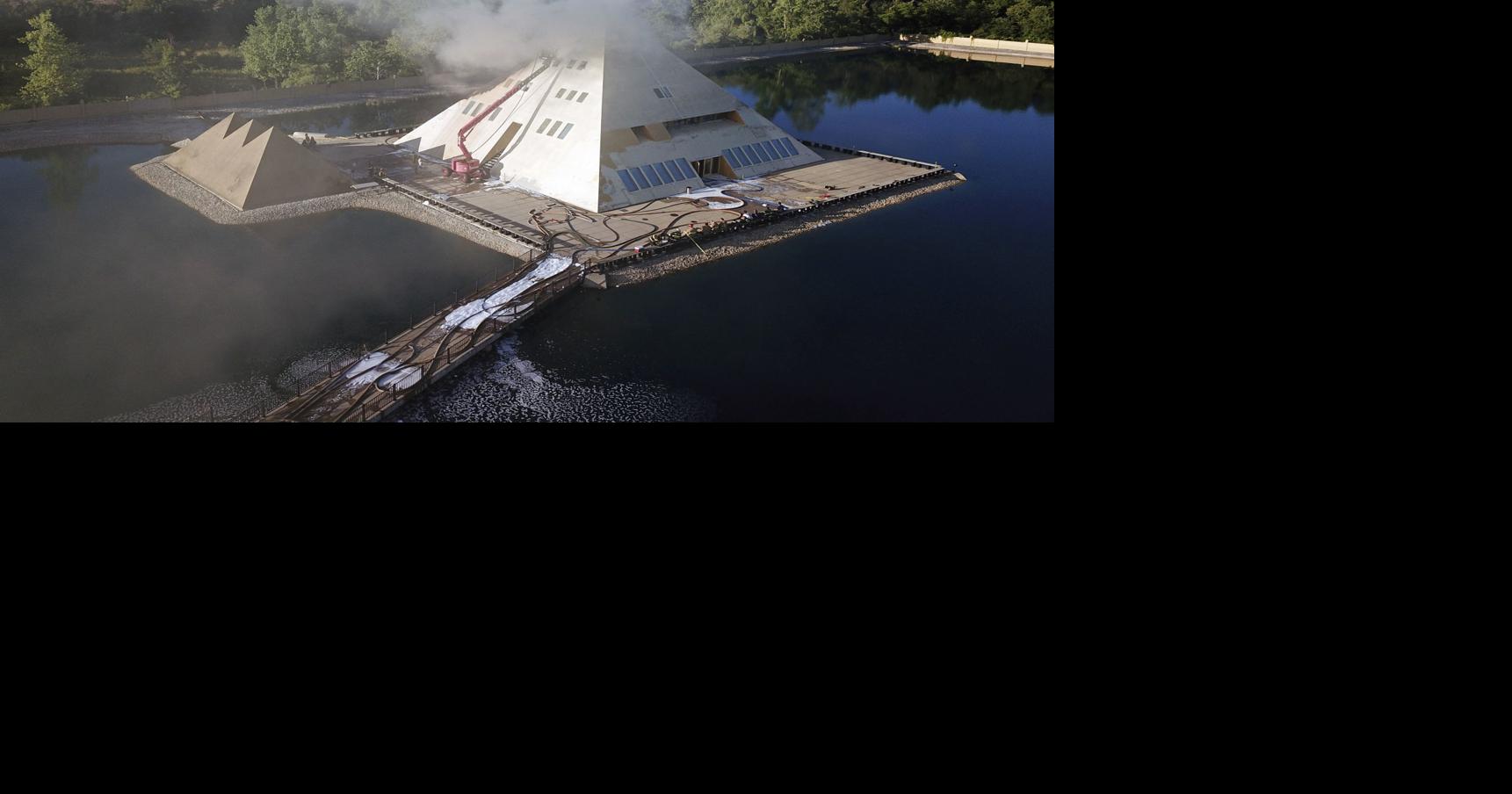 Giant pyramid tourist attraction burns in Gurnee