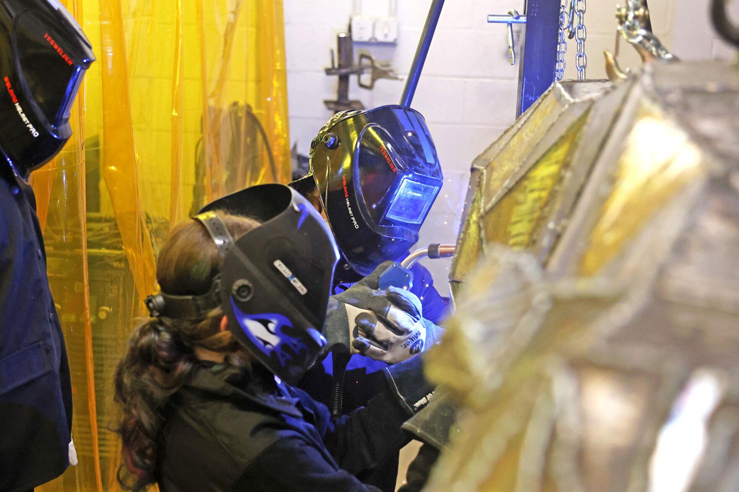 Decatur Ag Academy students make Eisenhower panther statue