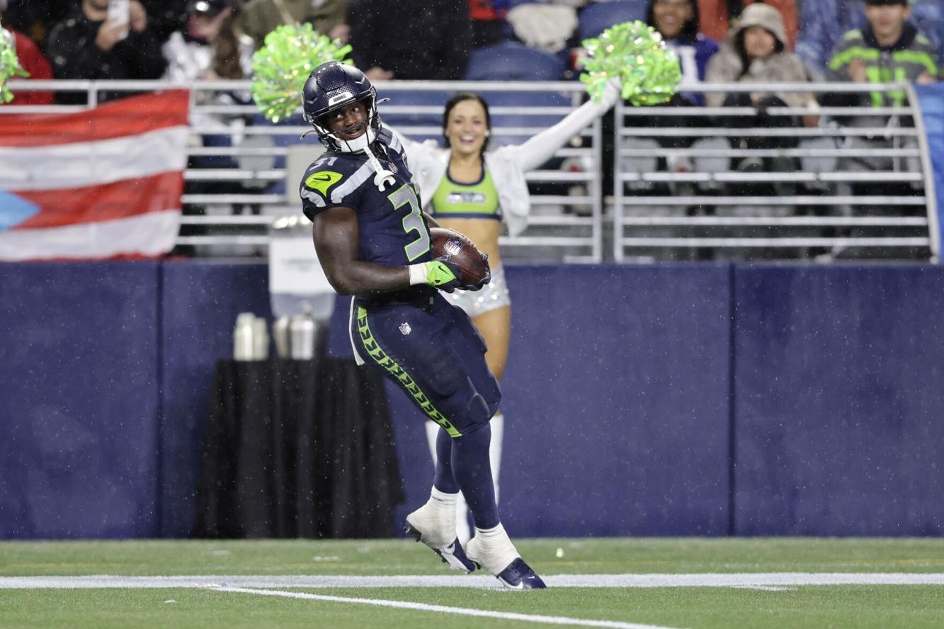 Decatur's Jacardia Wright signs future deal with Seahawks