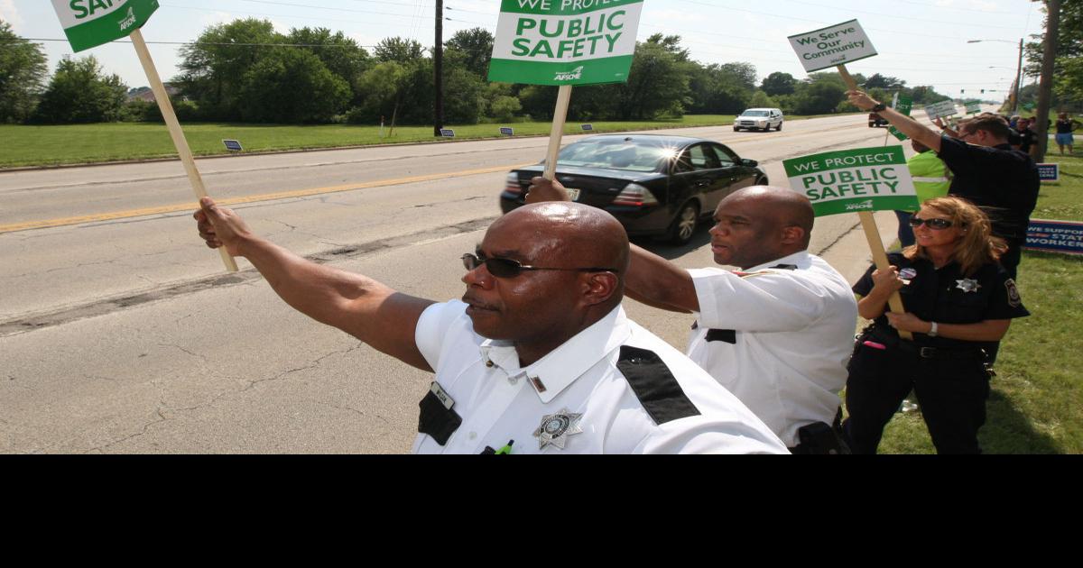 AFSCME members, other unions rally at Decatur Correctional Center