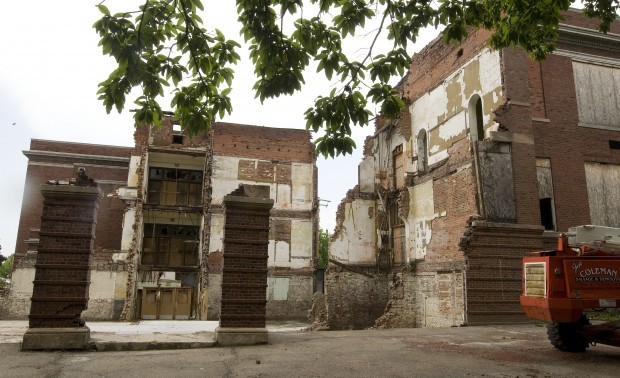 Former Roach School finally meeting its end with demolition