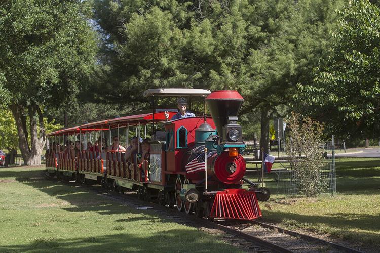 Man marks 40 years of train rides, smiles at New Braunfels' Landa Park ...