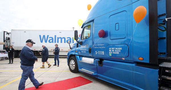 ‘Move that truck’: Walmart driver rolls to 3 million safe miles ...