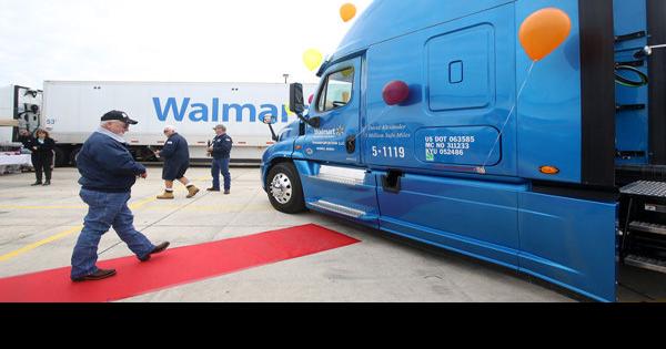 ‘Move that truck’: Walmart driver rolls to 3 million safe miles ...