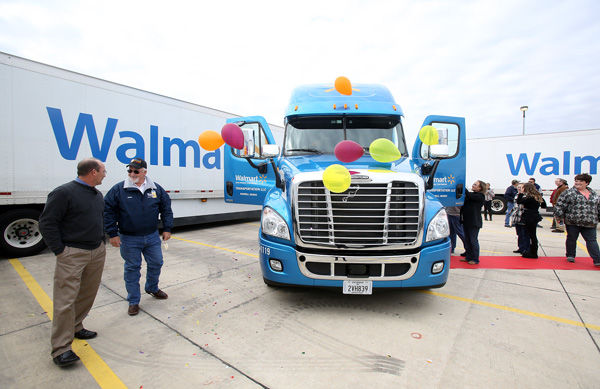 ‘Move that truck’: Walmart driver rolls to 3 million safe miles ...