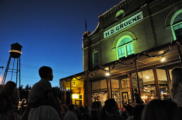 Cowboy Kringle, music usher in holidays in Gruene Historic District ...