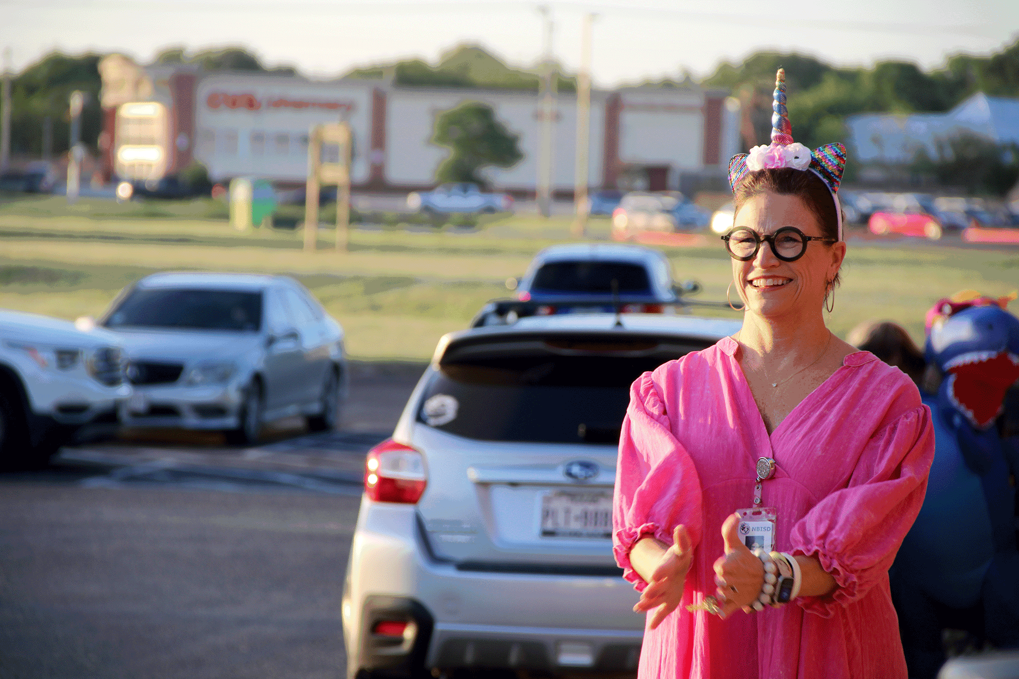 Walnut Springs teacher greets New Braunfels ISD students with new ...