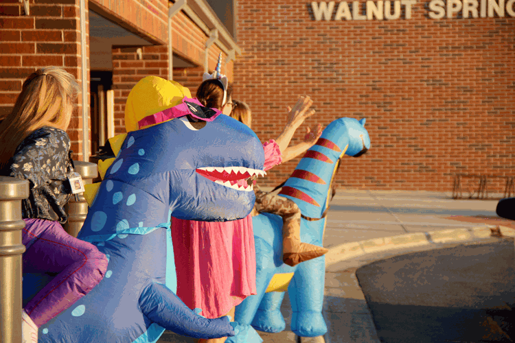 Walnut Springs teacher greets New Braunfels ISD students with new ...