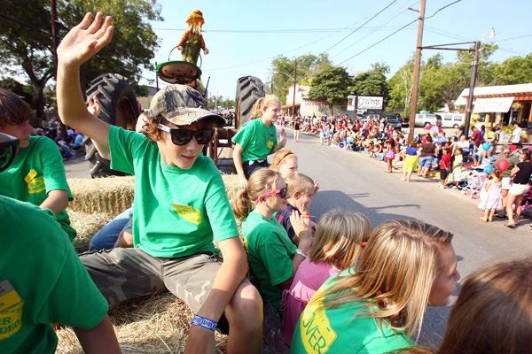 Life in the fairlane:Thousands in town tune into parade | Local News ...