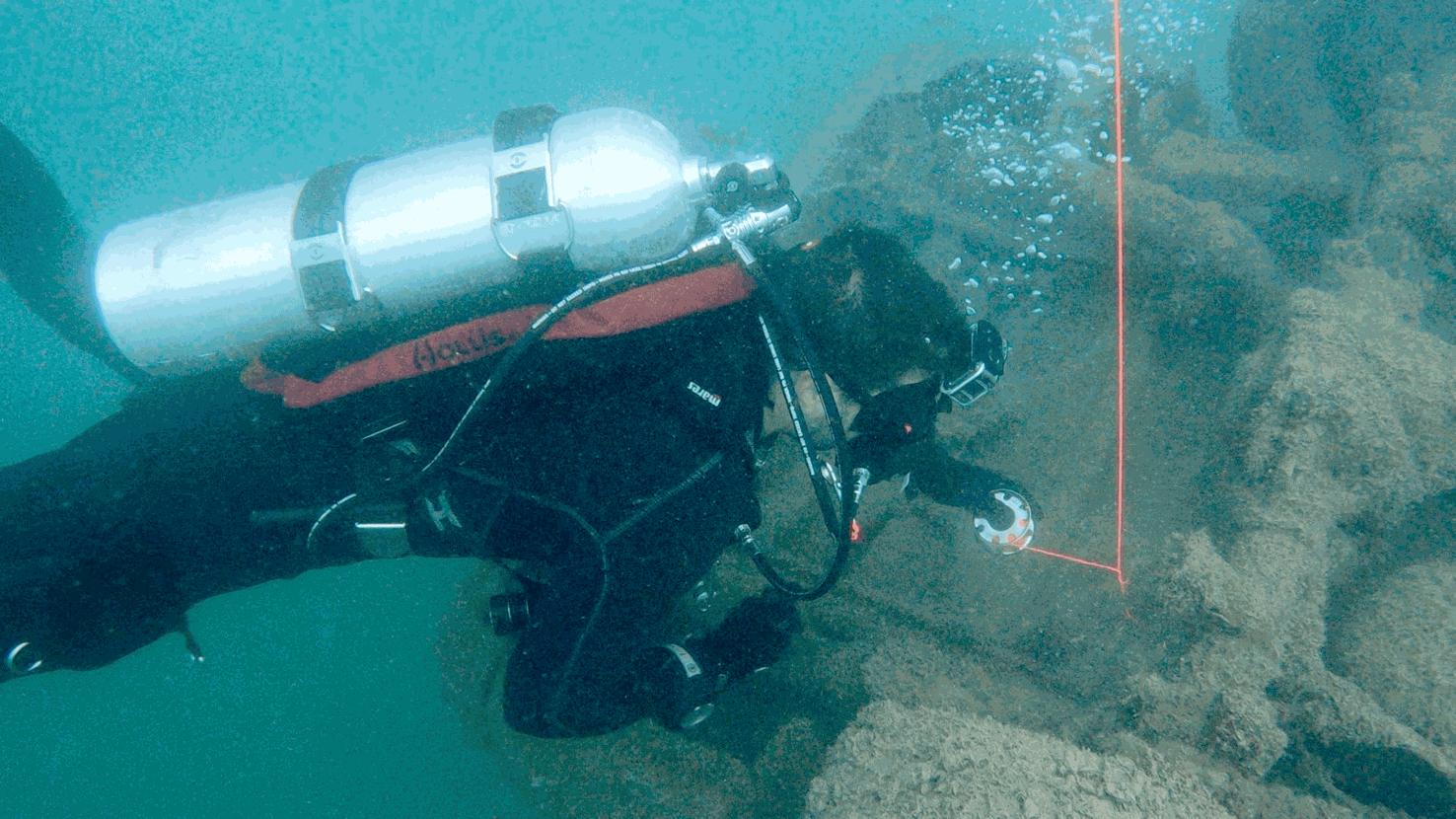 Amateur scuba divers find truck submerged in Canyon Lake, assist with ...