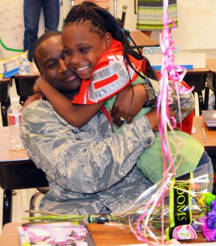 Air Force captain surprises daughter in emotional homecoming ceremony ...