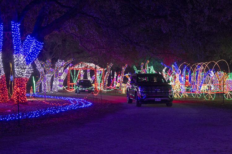 Santa’s Ranch again brings big holiday lights to the area | Community ...