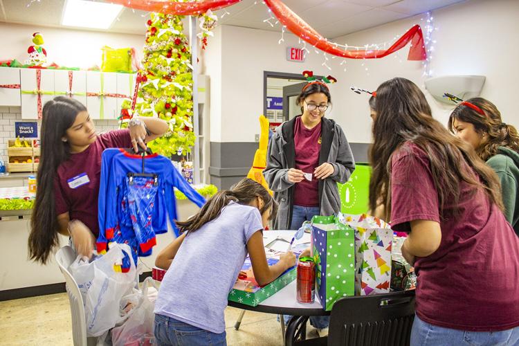 CREATING SPECIAL MOMENTS: New Braunfels Noon Lions Club spreads holiday ...