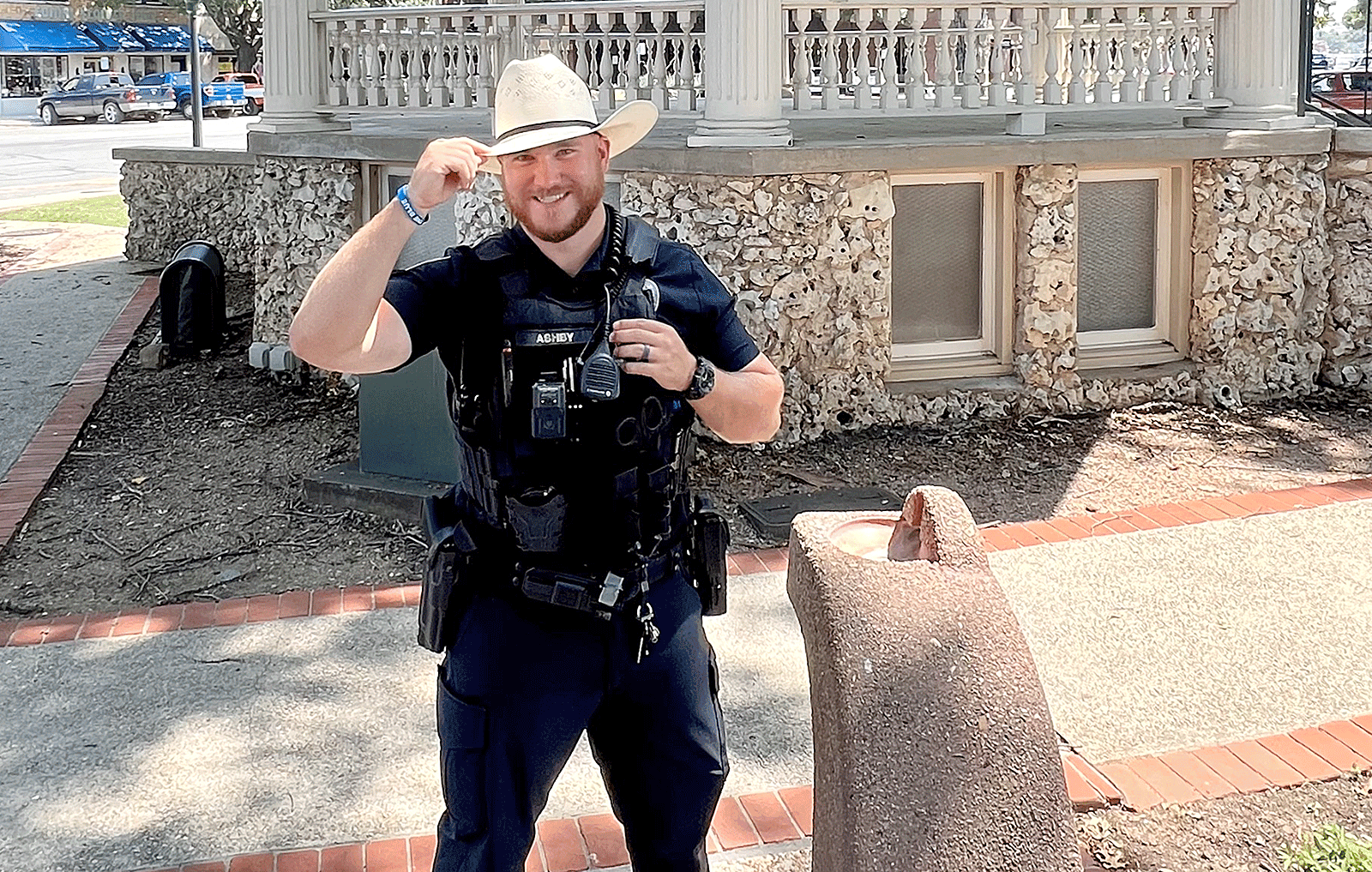 Y'ALL ENFORCEMENT: New Braunfels PD officers get OK to wear cowboy hats ...