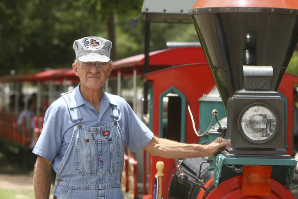 Landa Park Railroad conductor keeps chuggin’ down Memory Lane ...
