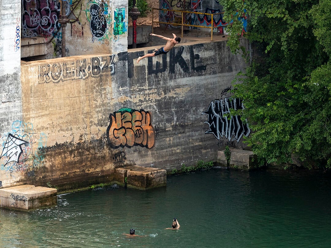 New Braunfels City Council votes to fence off Faust Street Bridge river ...