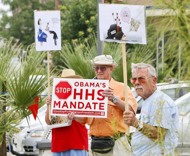 Hundreds gather at religious rally to protest mandate | Local News ...