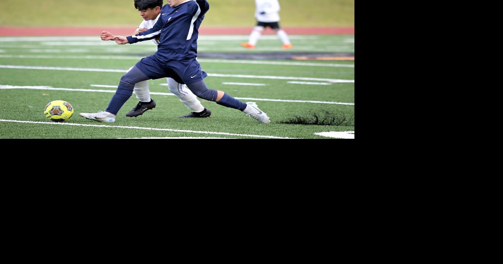 Prep soccer: Henley boys hang on, advance to Class 4A semifinals ...