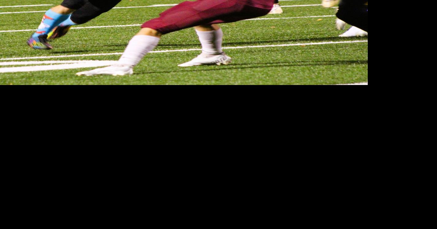 Logan Whitlock scores four TDs as Henley tops Junction City 35-14 ...