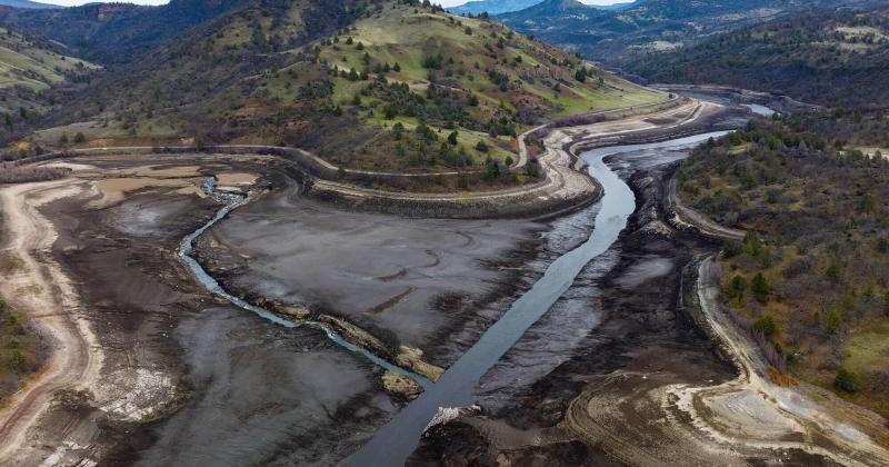 Reshaping the river: Klamath River reestablishing routes as flushing ...