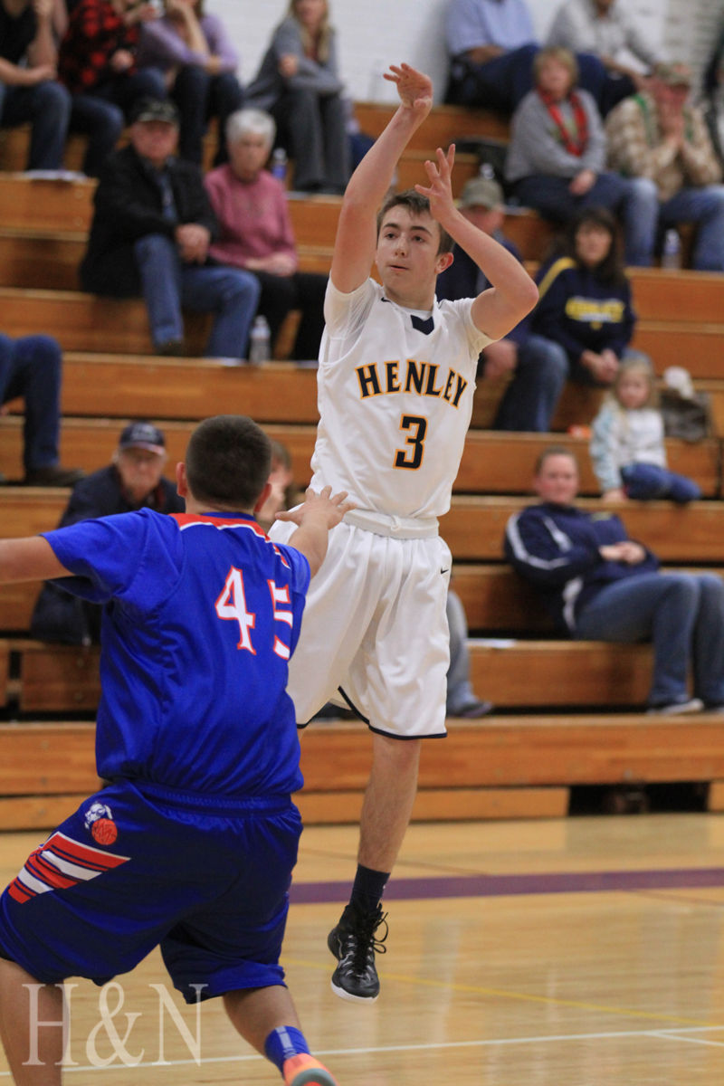 Madras at Henley boys basketball | Gallery | heraldandnews.com