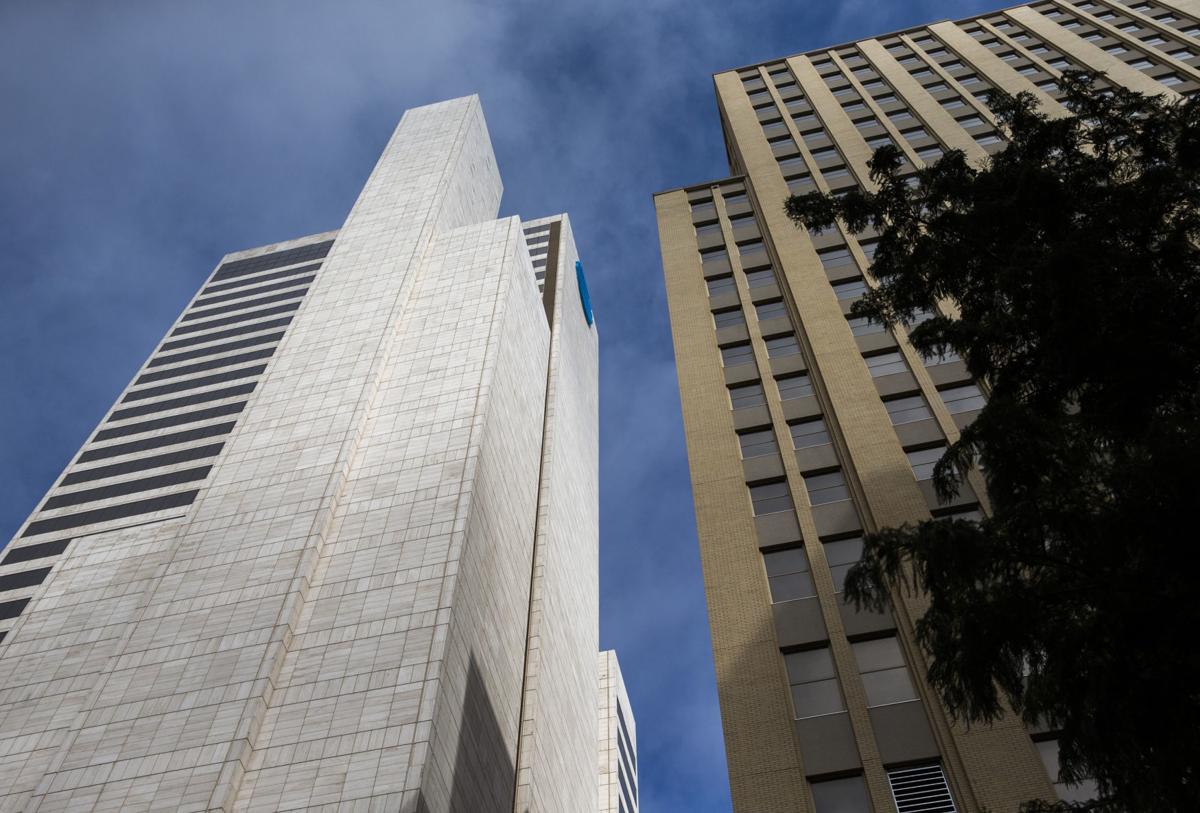 Dallas’ downtown landmark AT&T tower is up for sale | Business ...