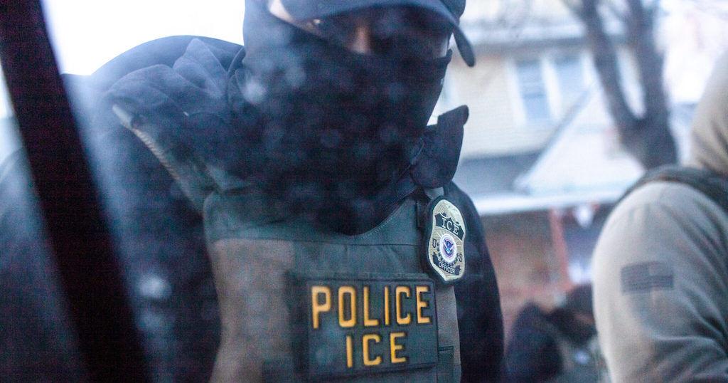 Oregon Democrats divided on bill to ban officers from wearing masks ...