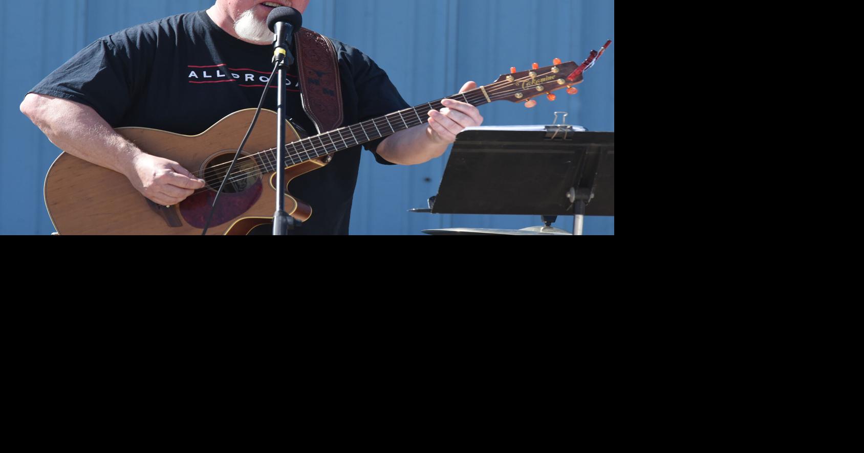 Matthew Middleton sings and plays | | heraldbanner.com