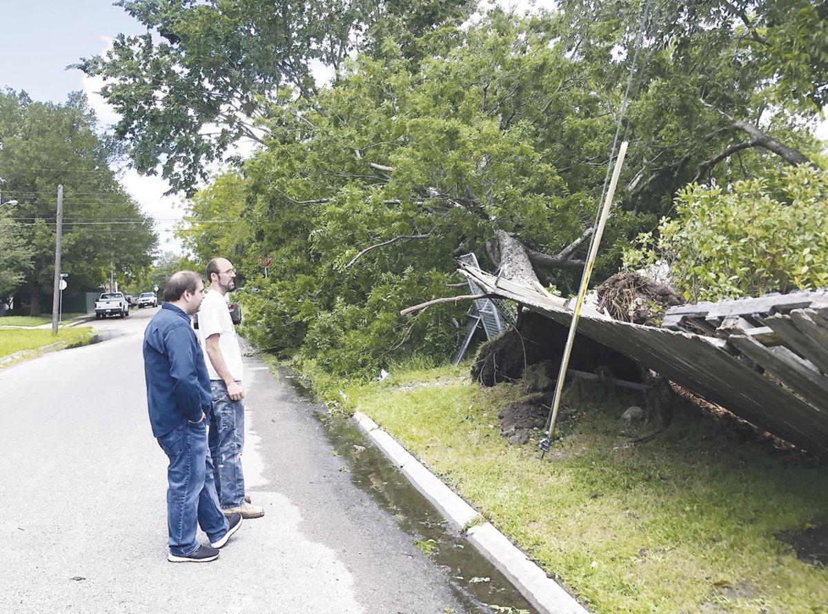 High winds cause widespread damage | Local News | heraldbanner.com