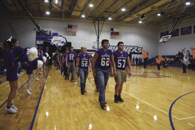 Hundreds of Quinlan residents cheer on team at Homecoming rally | Local ...