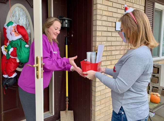 'Elfing' tour brings Christmas cheer to Madison County neighborhoods ...