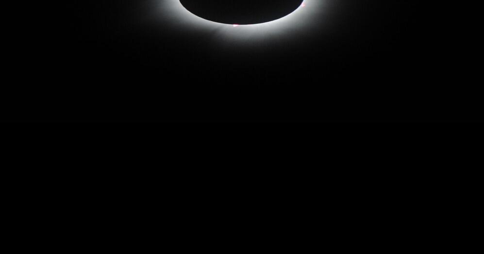 Eclipse watch 3:30 p.m. update: Total eclipse brings night to day ...