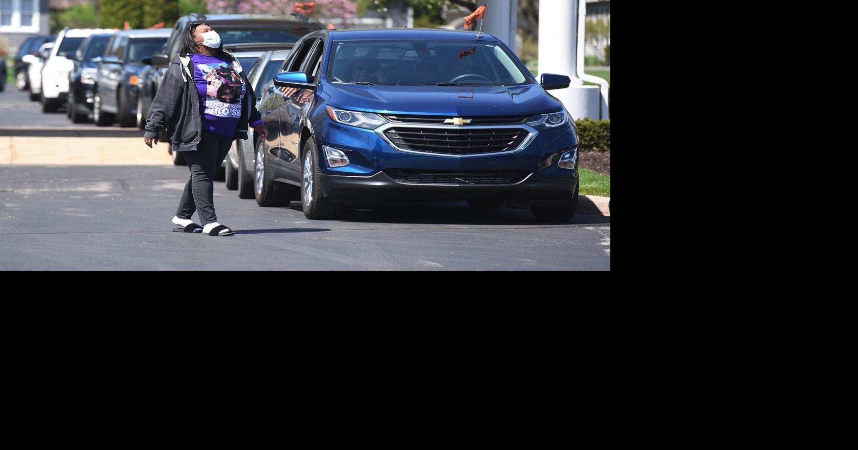 Drive-in funeral: Friends of fallen dispatcher listen to service on car ...