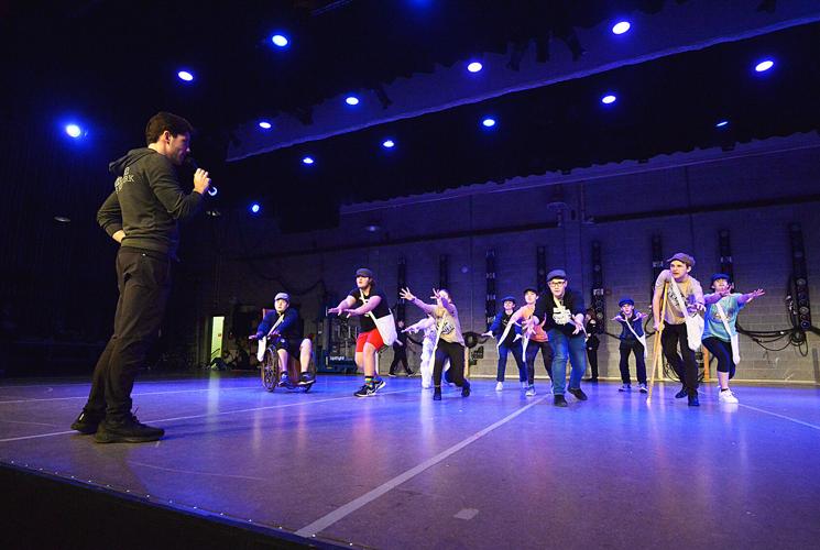Broadway actor leads theater workshop at Lakeshore High School ...