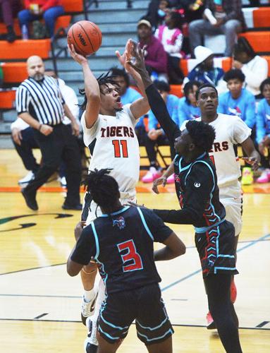 Benton Harbor holds off Lansing Everett in Earl McKee Holiday Classic ...