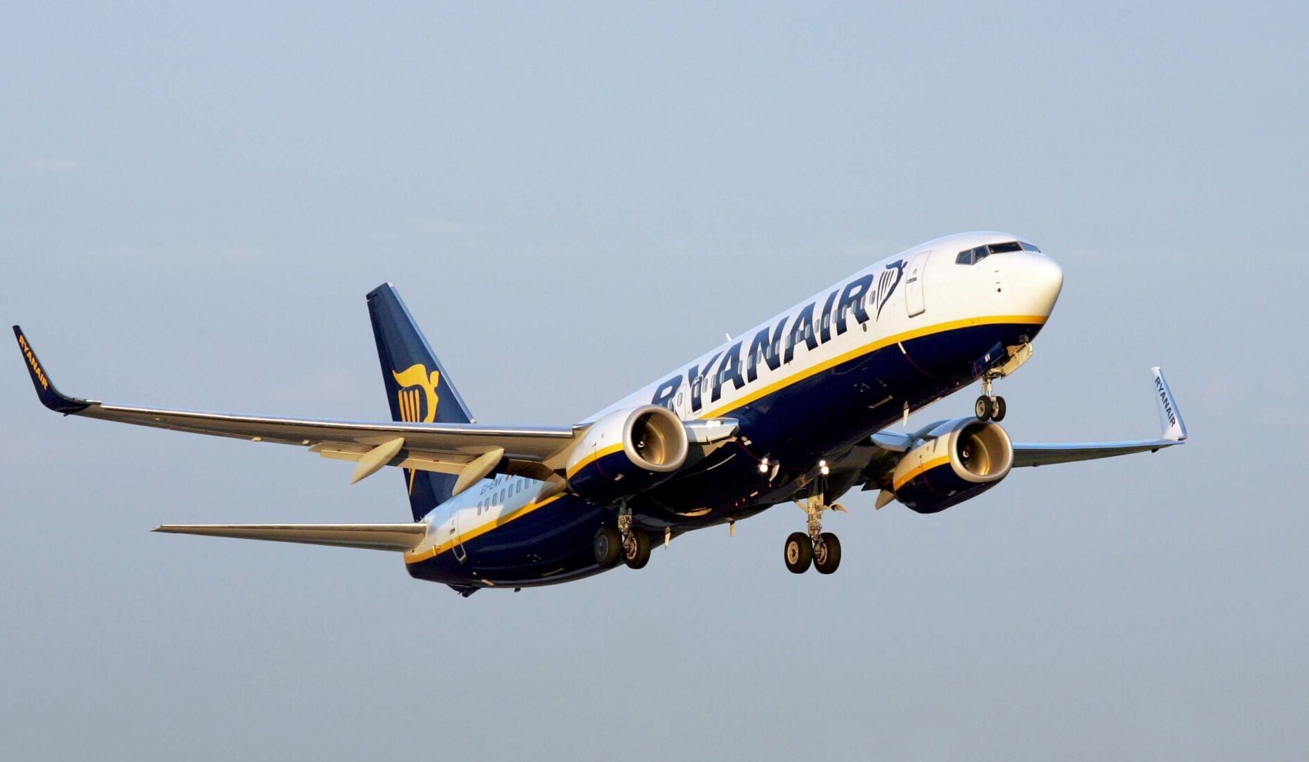 Mom gets thousands after hot tea spills on her lap during flight ...