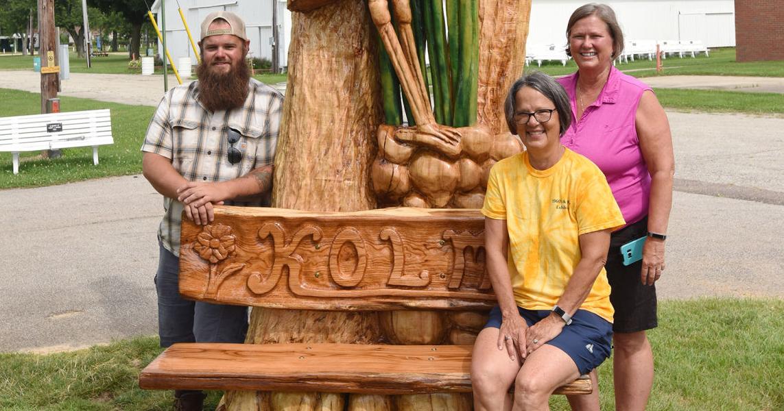 Chainsaw artist honors youth fair family with tree sculpture | Berrien ...