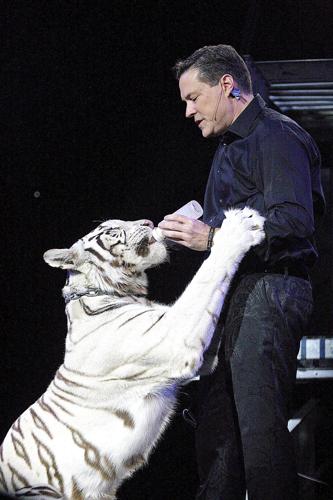Jay Owenhouse: The Authentic Illusionist brings magic — and some snow ...